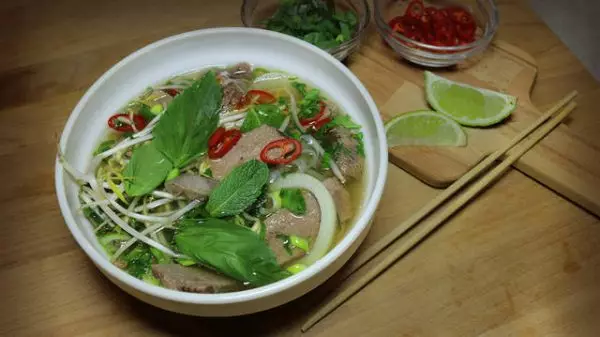 Sopa vietnamita en una placa de porció