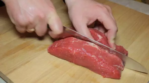 切肉在切菜板上