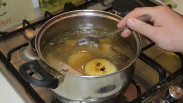 Gotowanie zupy w metalowym rondlu