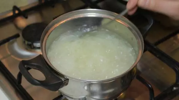 Kokende noedels in een kookwater-steelpan