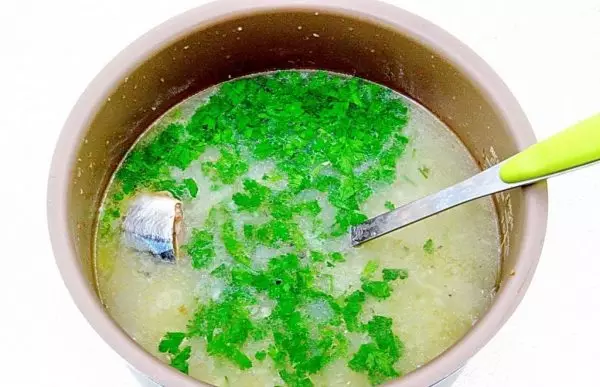 Riblja juha sa svježim zelenilom u višekrošačem luk
