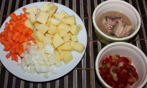 Narezana povrća i konzervirana riba na stolu