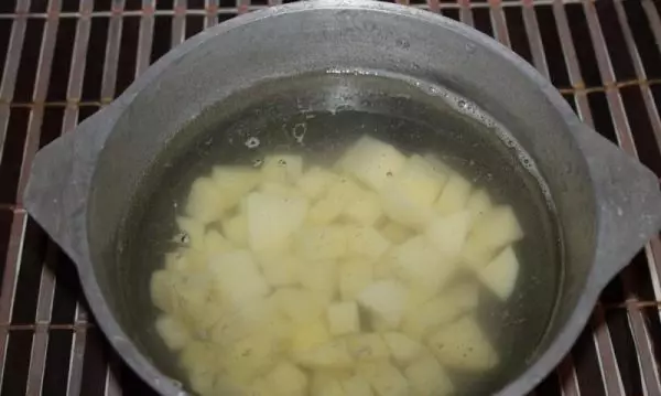 Narezani sirovi krumpir u tavi s vodom