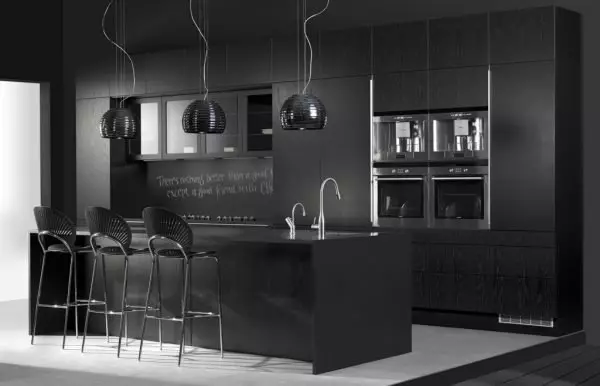 Design de cuisine en couleur noire dans l'intérieur moderne: combinaisons de couleurs et harmonie, idées photo