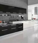 Taula negre superior a la cuina blanca