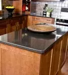 Black countertops jikoni ya kuni mwanga.