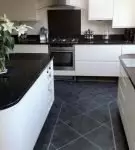 Pavimento grigio scuro sulla cucina in bianco e nero
