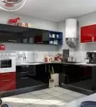 Kırmızı ve mavi parçaları ile siyah beyaz mutfak