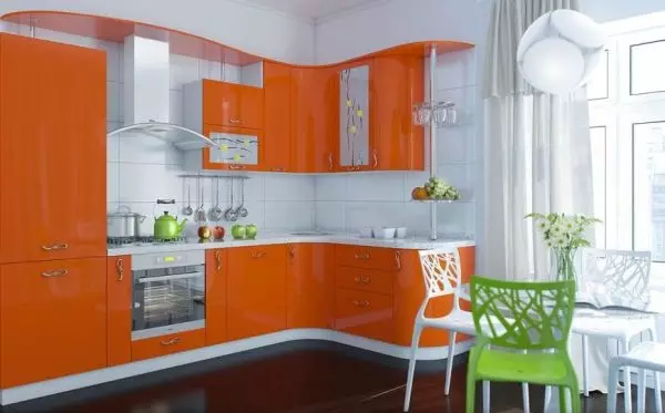 Oransje hodetelefoner på bakgrunnen av hvit kjøkkenvegg