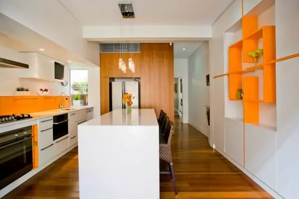 Smal kjøkken i stil minimalisme med oransje detaljer