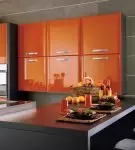 Kabinet dinding terang di dapur dalam gaya moden