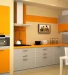 Dapur cahaya dengan perabot dua warna
