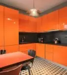 Perabot Oranye Oranye ing Pawon kanthi Lantai Cahya