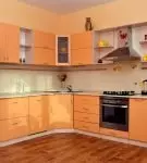 Lys oransje hodesett i et lite kjøkken