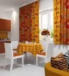 Pinsy oransje gardiner på kjøkkenet med lette møbler