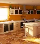 Dapur kecil persegi besar dengan dinding terang