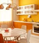 Bright kjøkken interiør med oransje møbler