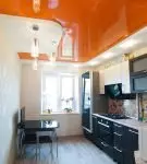 Hvit-oransje tak på smalt kjøkken