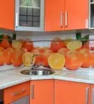 Kombinere oransje hodesett og lyst forkle på kjøkkenet