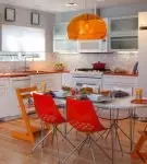 Lyse stoler på kjøkkenet med hvite møbler