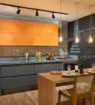 Interior dapur oren yang serius di dalam rumah