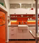 Lite kjøkken i hvite og oransje farger