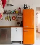 Peti sejuk oren di dapur dengan dinding cahaya