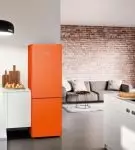 Oransje kjøleskap på kjøkkenet i studioleilighet