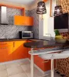 Oransje hodetelefoner på kjøkkenet i afrikansk stil
