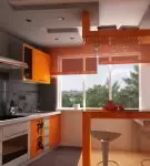 Kjøkken med lakoniske design i oransje farge