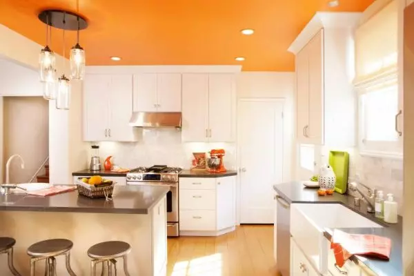 Oransje tak på lyst kjøkken