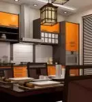 Brown-oransje møbler i lite kjøkken
