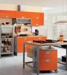 Lakonisk oransjehodesett i et stort kjøkken