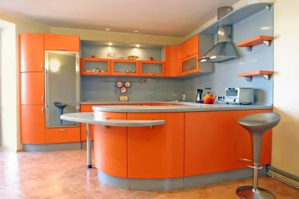 Oransje hodetelefoner og bar teller på kjøkkenet