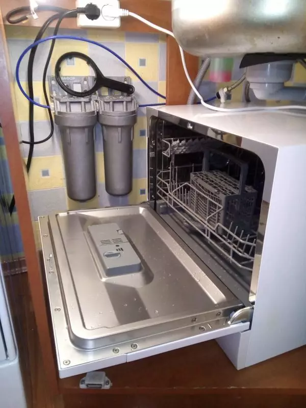 Stroj ispod sudopera