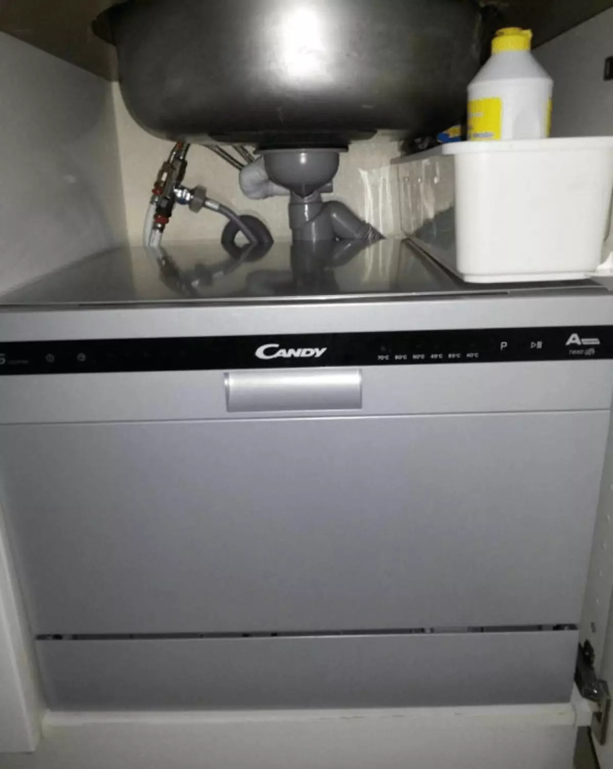 Mesin pencuci pinggan kecil di bawah sinki dapur