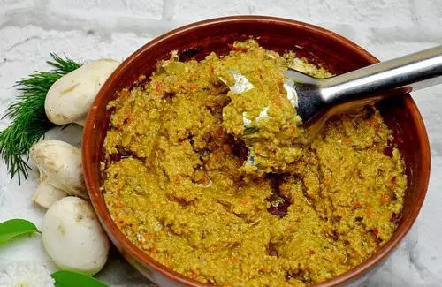 Pate Sprot karo wortel ing mangkuk gedhe kanthi sikil logam saka blender kenthel