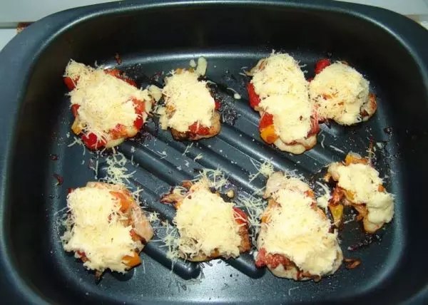 Kovrčavi sir na kriški dojke sa povrćem