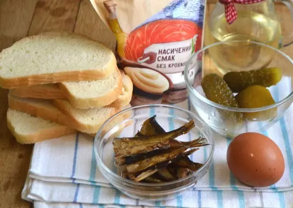 Hilberên ji bo çêkirina sandwiches bi sprats, hêk û kepikên bijartî yên li ser sifrê