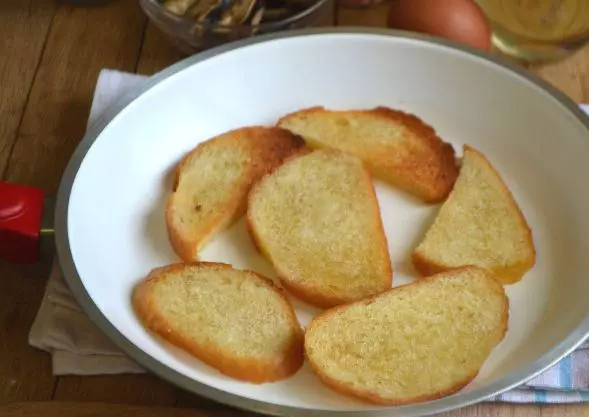 Gebratene weiße Brotscheiben in einer weißen Platte