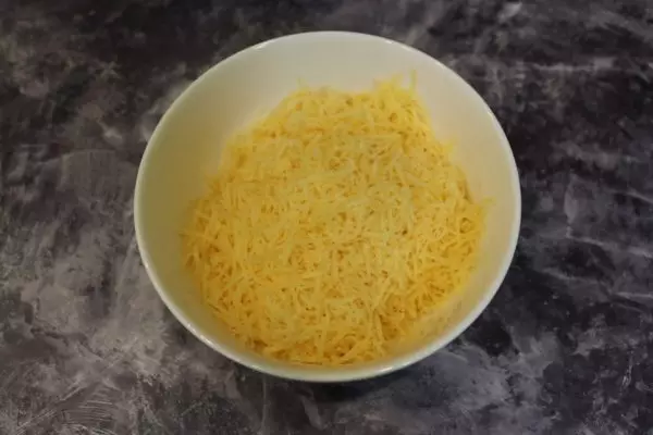 Cheese Curly Solid in a Spî li ser maseyê