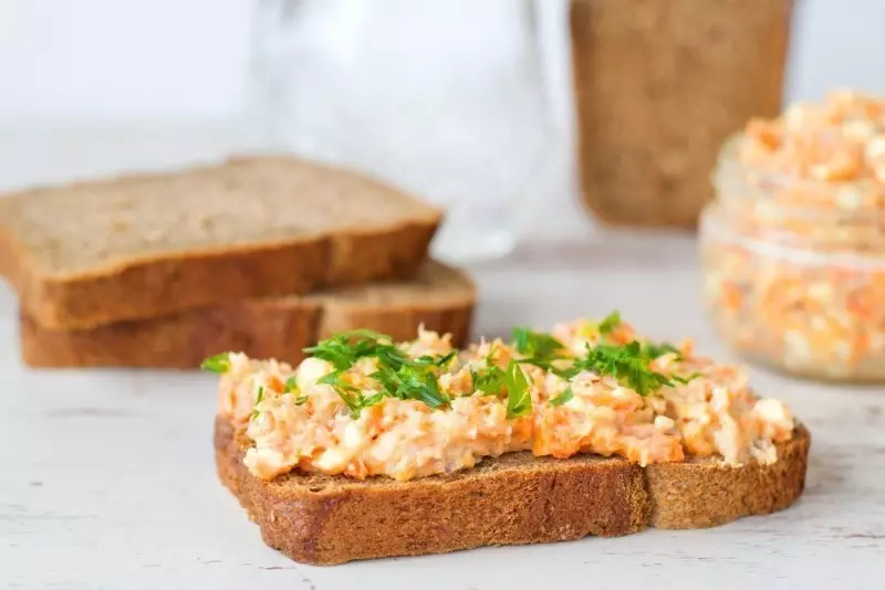 Lekker ferfanging fan reade kaviaar op sandwiches 2475_3