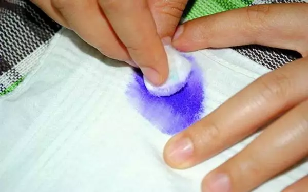 Отстраняване на петна от мастило с лека тъкан