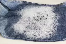شلوار جین در راه حل صابون