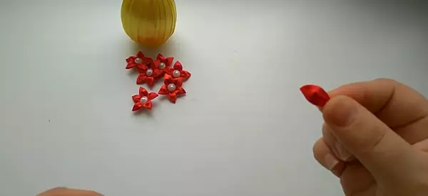 Veľkonočné vajíčko zo saténových stuh s rukami v štýle Kanzashi, techniky jednoduché a artichoke 2483_11