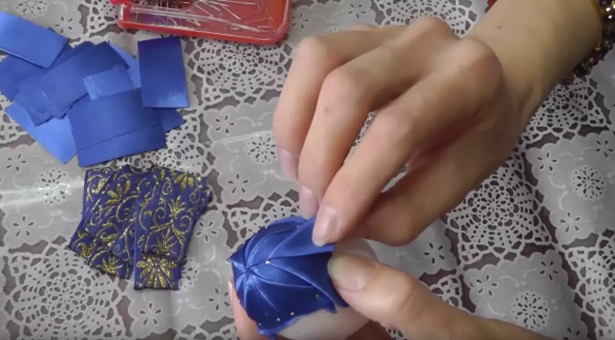How to make an Easter egg from satin ribbons in the artichoke technique: Stage 11