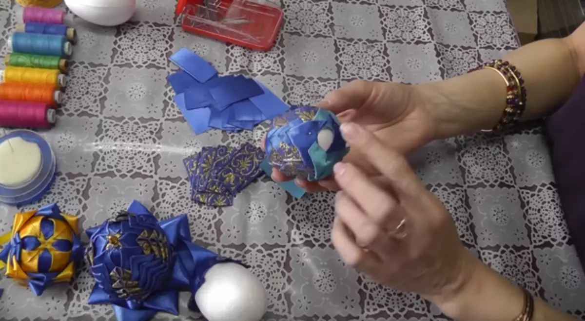 كيفية صنع بيضة عيد الفصح من شرائط الساتان في تقنية الخرشوف: المرحلة 13