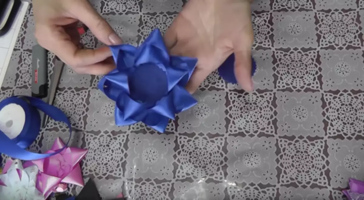 How to make a flower stand from satin ribbons: step 7