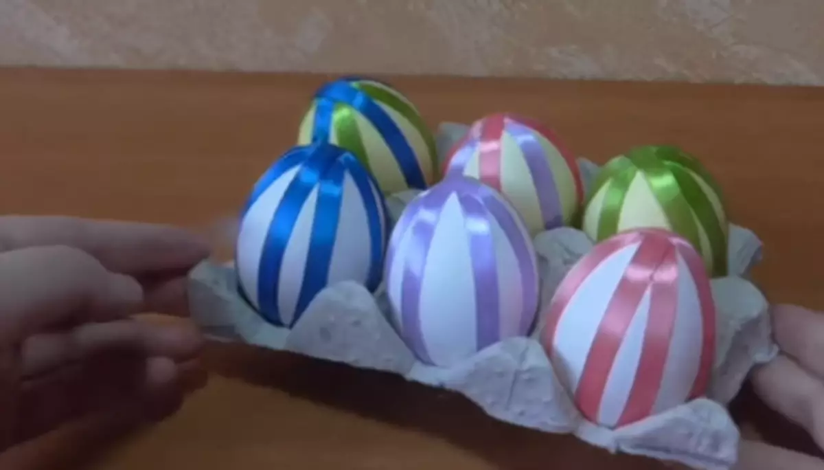 Uova di Pasqua decorate con nastri in raso