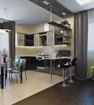 Erdvus virtuvės svetainė su kambario augalais